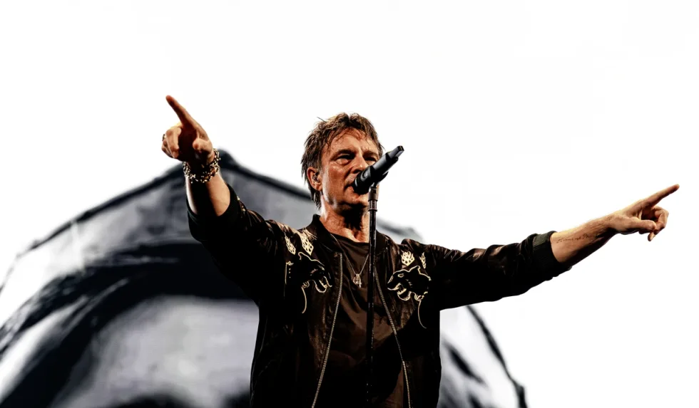 Au Grand Hall à Tours, David Hallyday rend hommage à son père - Mylène ...